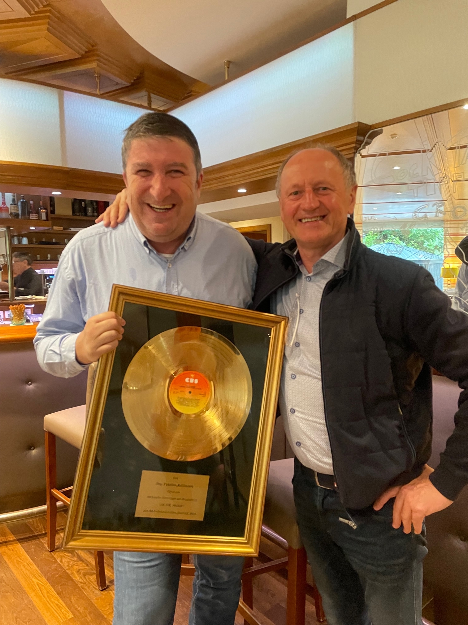 WALTER EGLE ist nun stolzer Besitzer einer Goldenen Schallplatte der ...